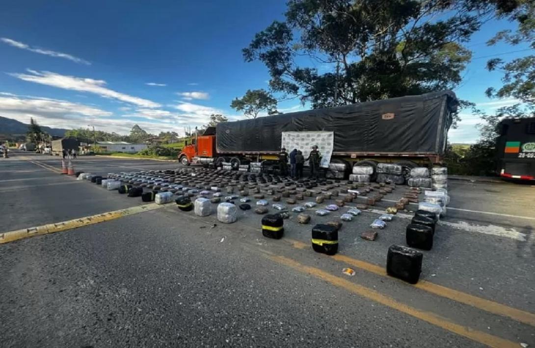 En Piendamó, Cauca, Ejército y Policía incautaron más de una tonelada de marihuana que sería ...